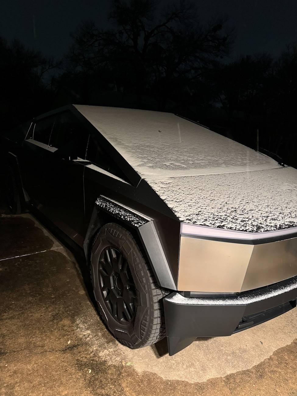 Cybertruck AWD cold-weather efficiency test in freezing temperatures ...