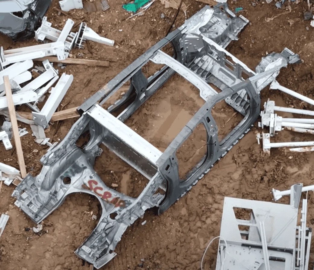Cybertruck frame in scrap yard shows no midgate and other details ...