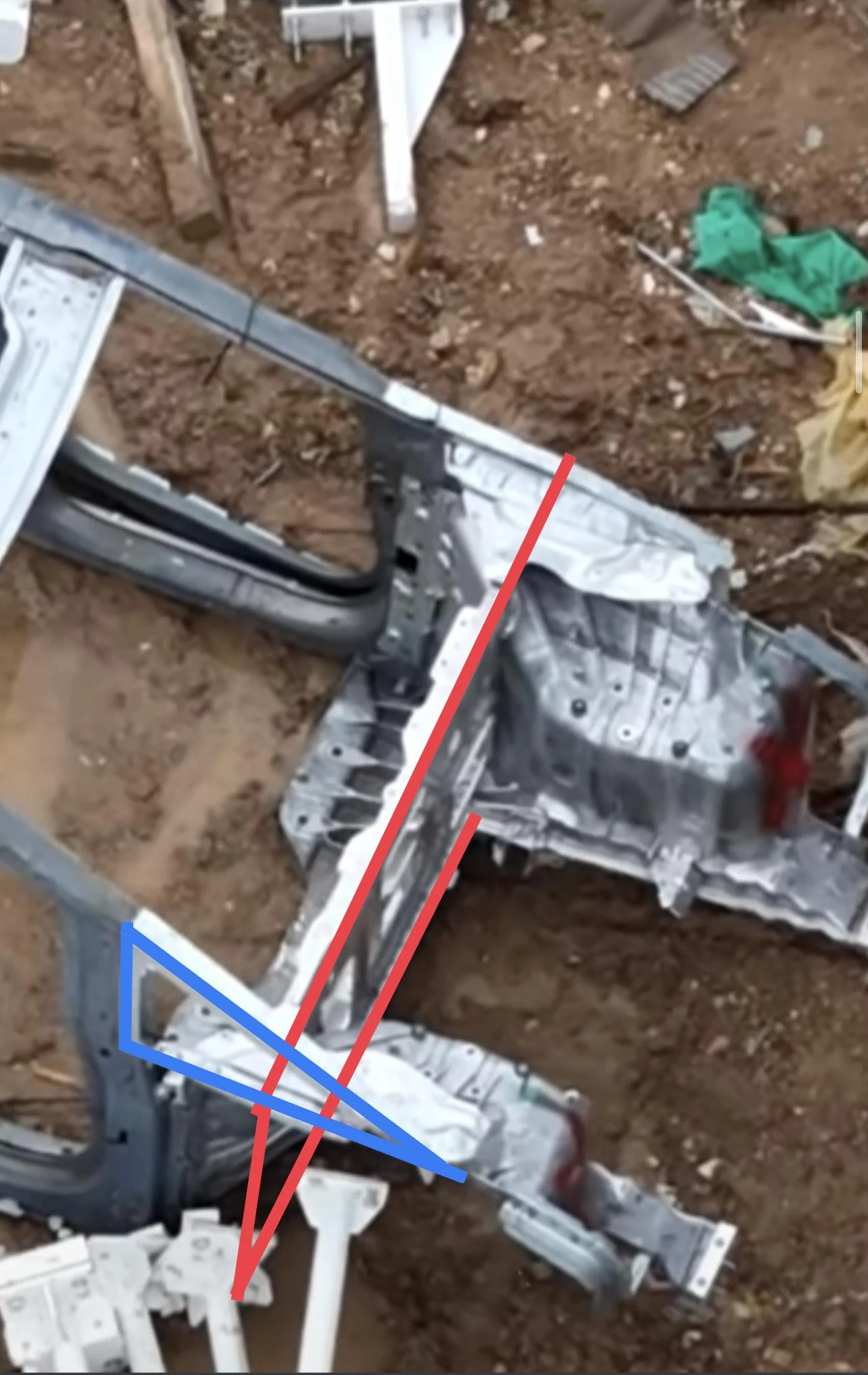 Cybertruck frame in scrap yard shows no midgate and other details ...