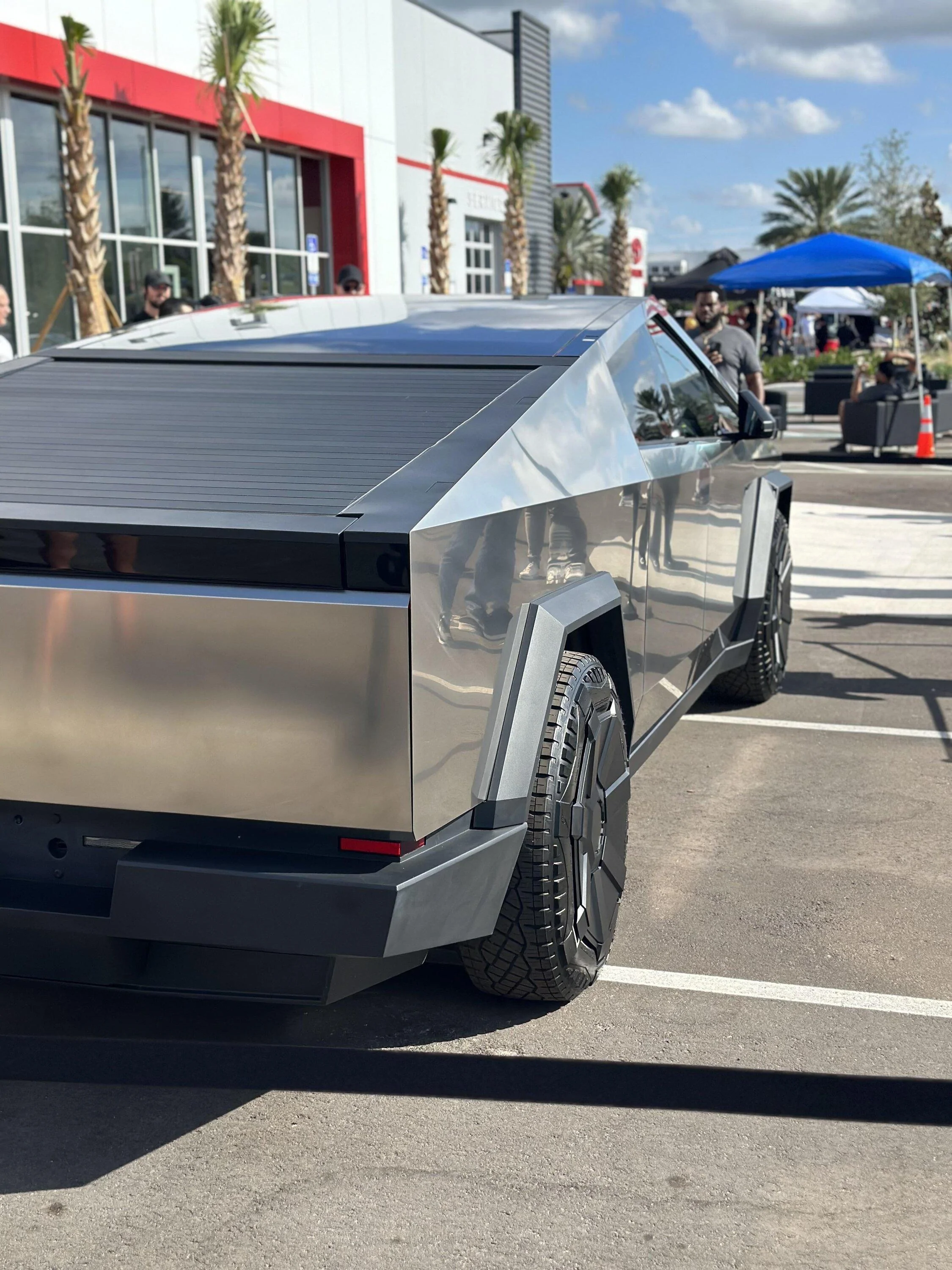 A Cybertruck appears at just-opened Clermont Florida Tesla Store ...