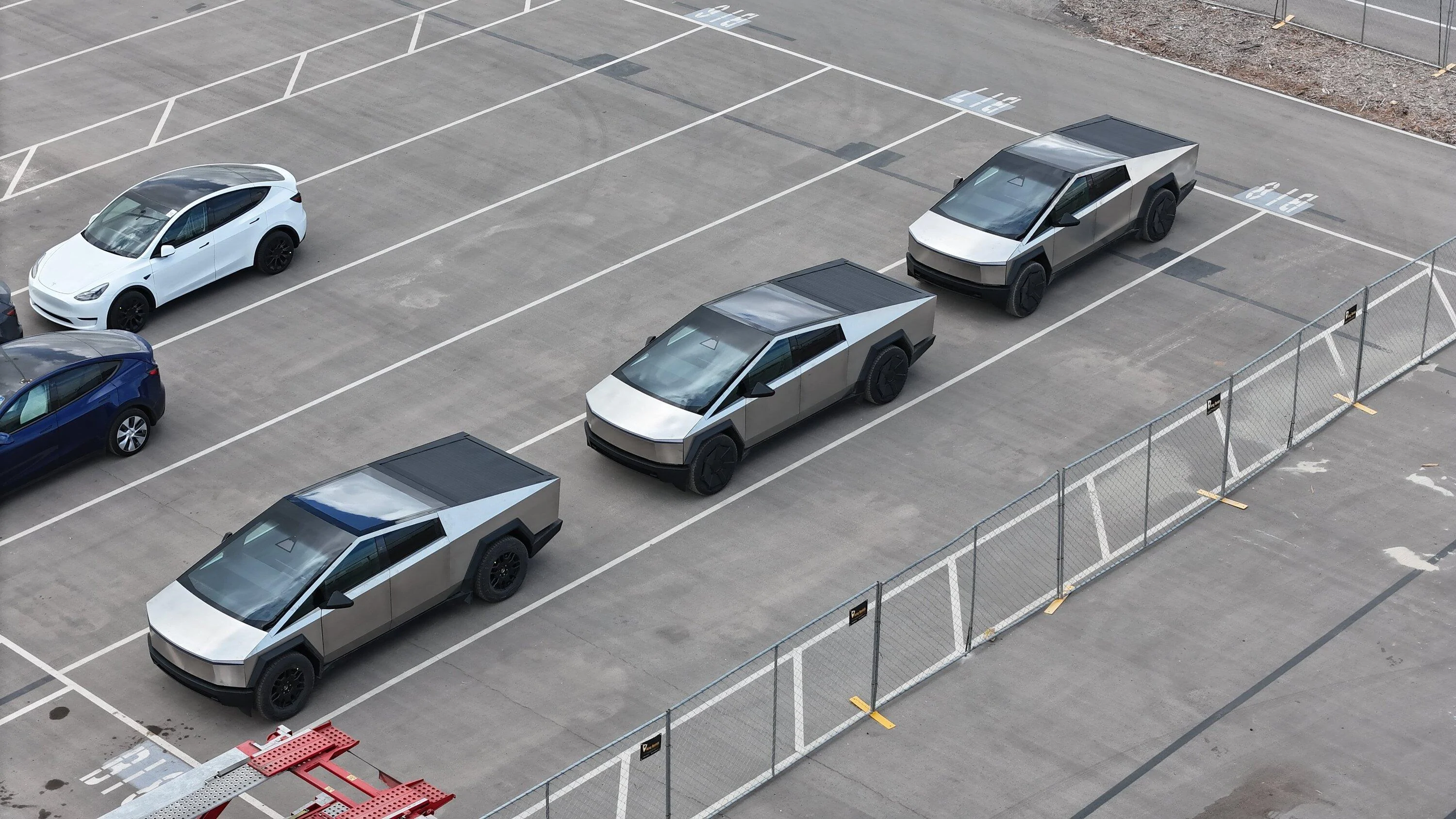 📸 Daily photos: Cybertrucks in outbound lot at Giga Texas -- updated 1 ...