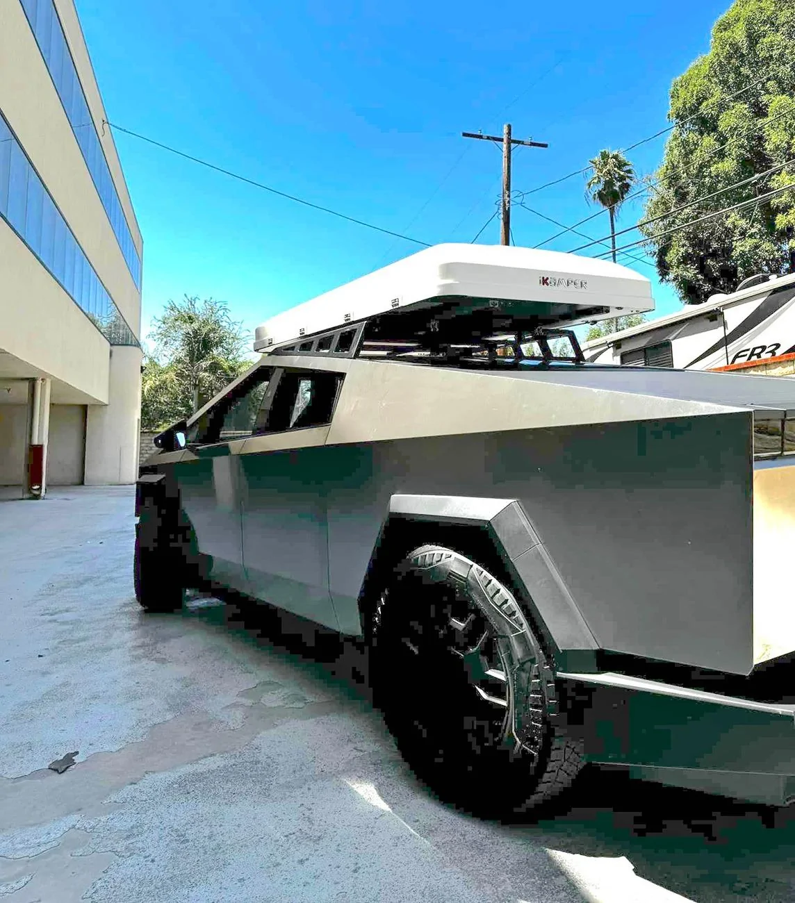iKamper 2.0 Clamshell Rooftop Tent (RTT) + Mars Adventure Gear Roof ...