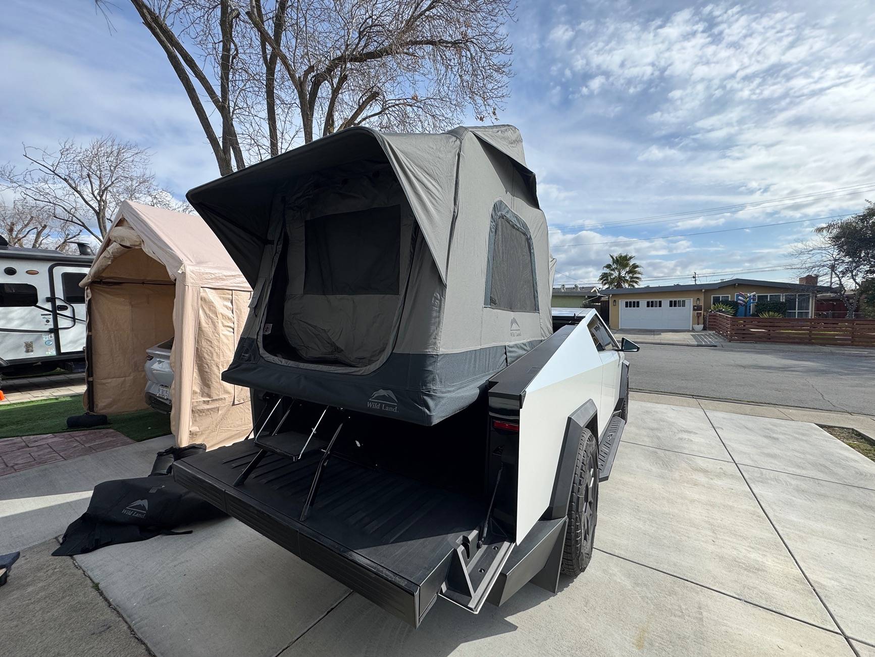 Cyber Tent Style - Using RTT mounted in truck bed | Tesla Cybertruck ...