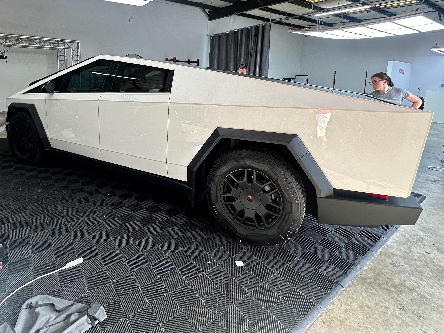 STEK DynoWhite + TRON look + Hub Covers with red accents (by TESBROS ...