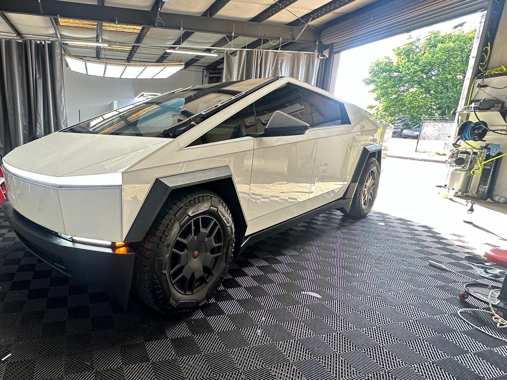 STEK DynoWhite + TRON look + Hub Covers with red accents (by TESBROS ...