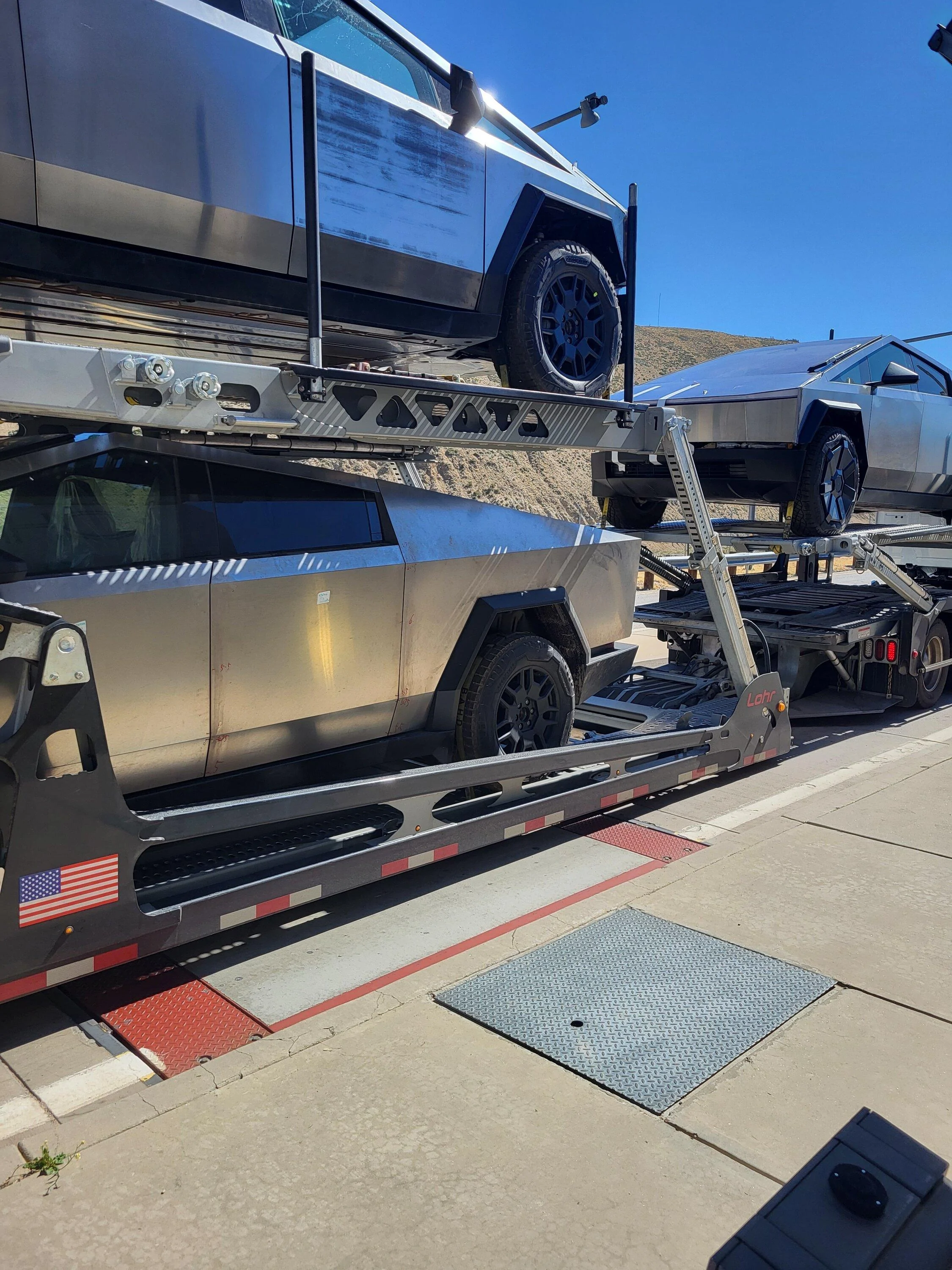 Fleet of Cybertrucks loading onto carriers at Giga Texas -- video from ...