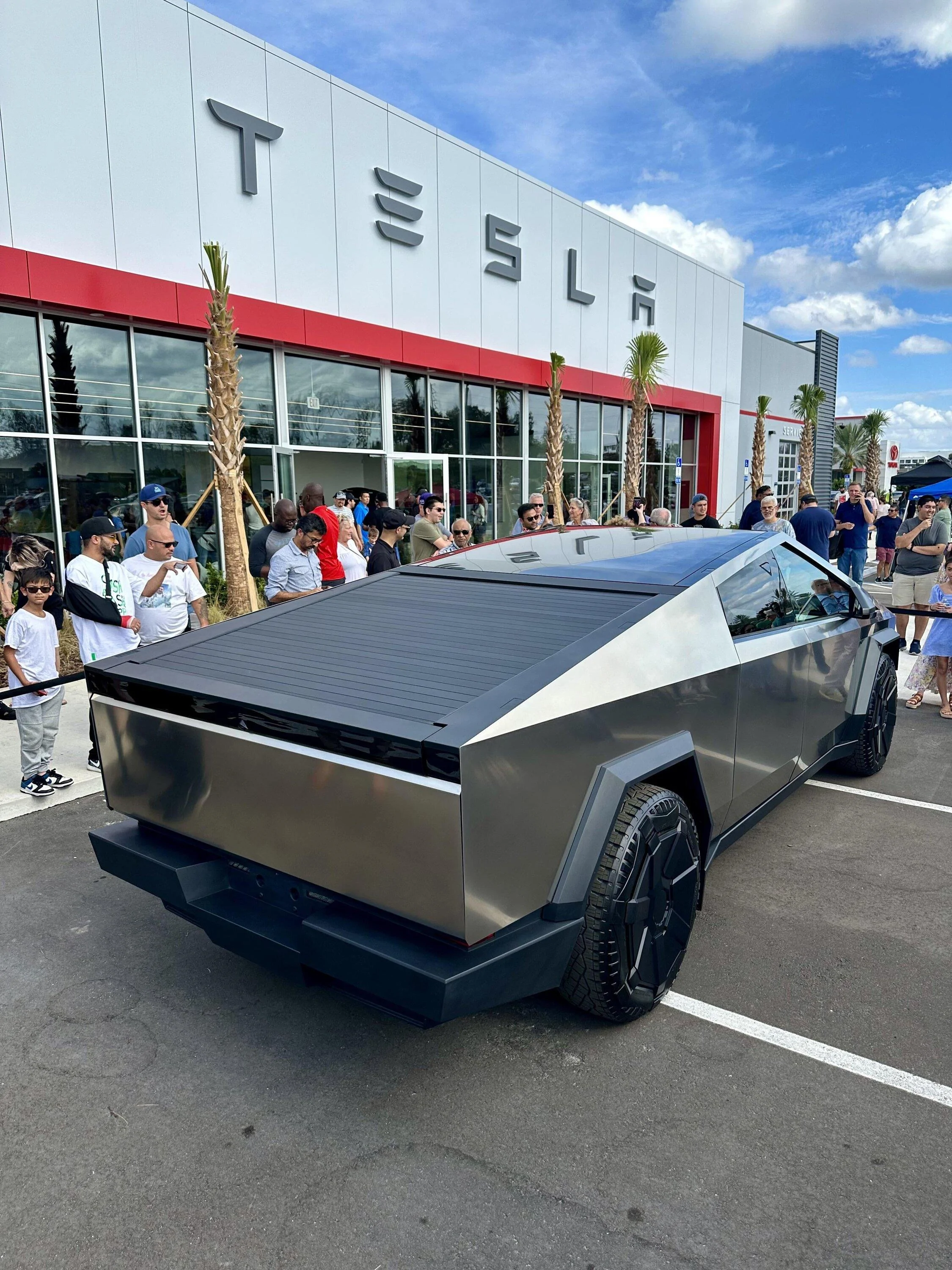 A Cybertruck appears at just-opened Clermont Florida Tesla Store ...