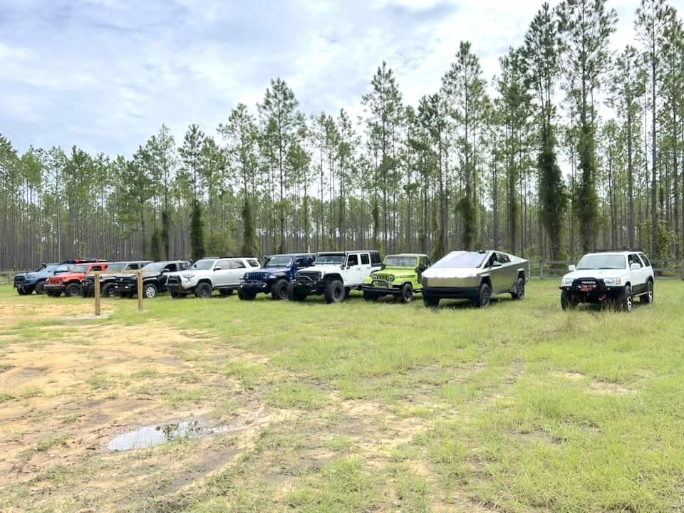 Cybertruck makes it through mud hole that only lifted Jeep on 37's ...