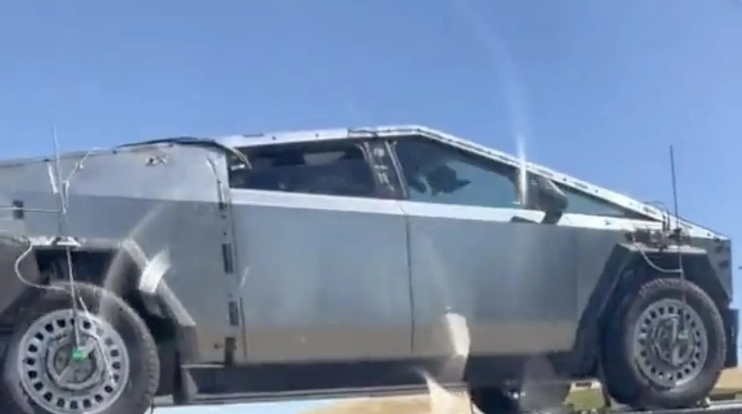 Video: Cybertruck with testing equipment (steel wheels + force ...