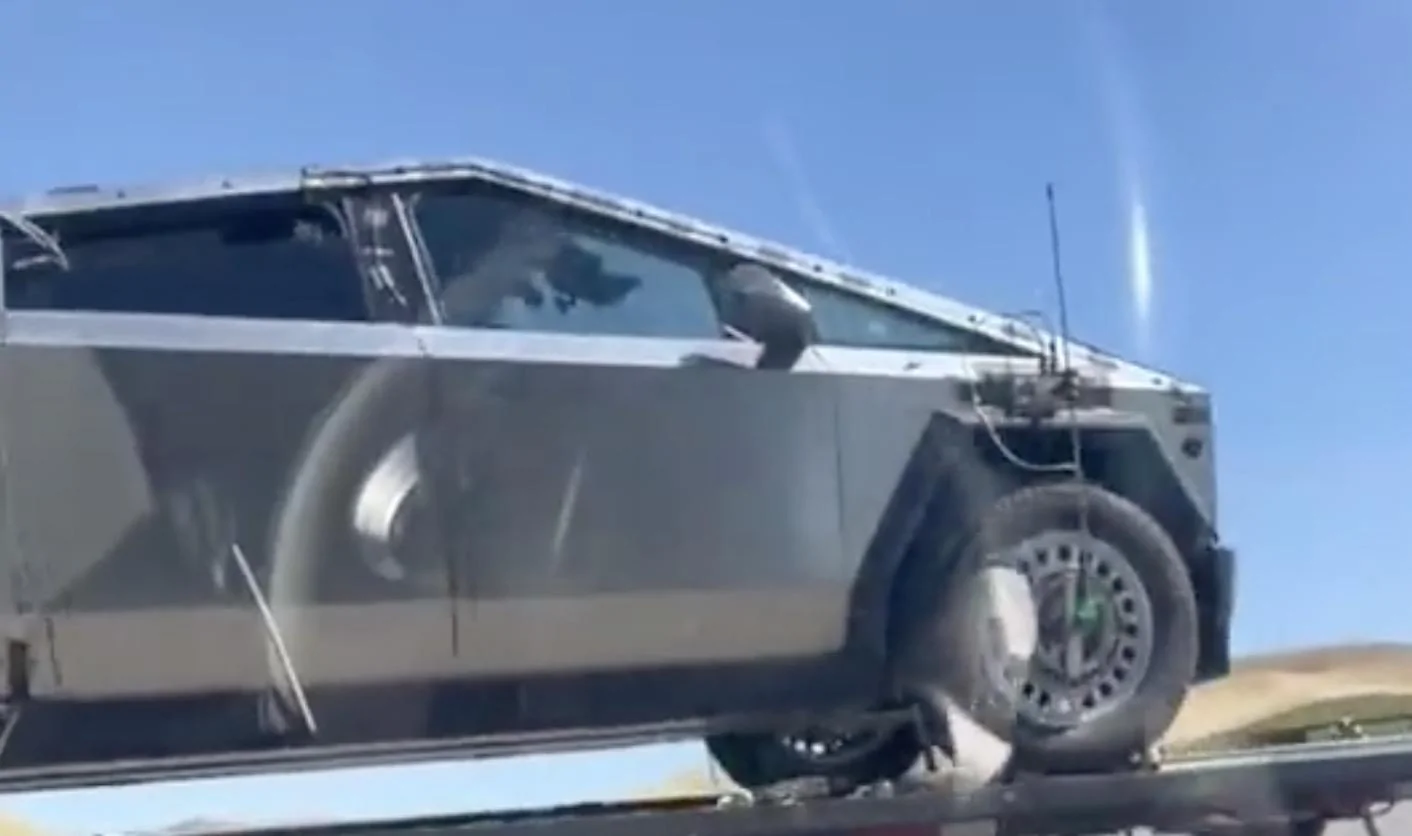 Video: Cybertruck with testing equipment (steel wheels + force ...
