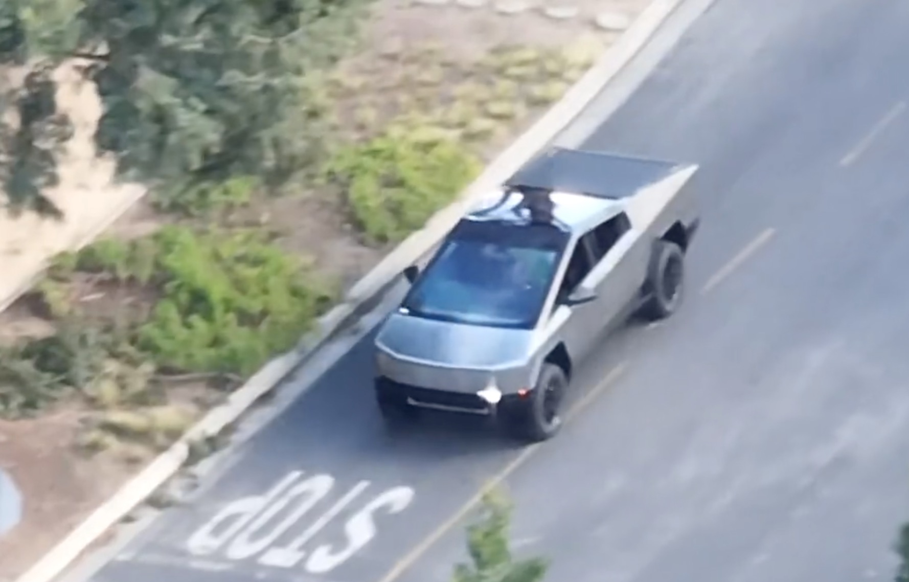 Aerial footage of Cybertruck driving!! 🚁 (w/ tonneau cover closed ...
