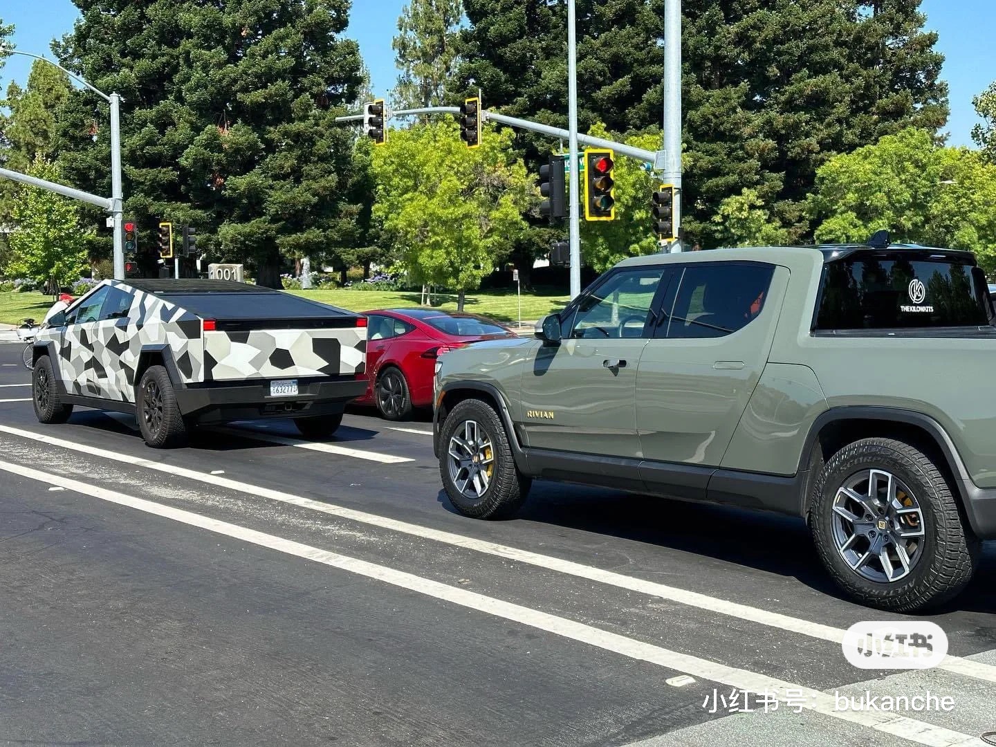 Cybertruck vs Rivian R1T spotted on street (size comparison look ...