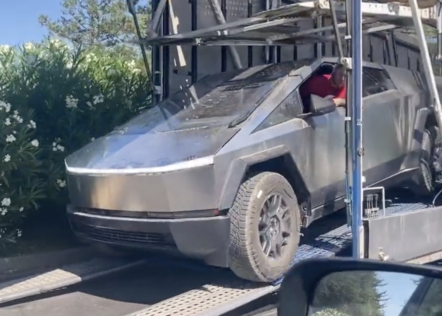 Cybertrucks being unloaded from trailer in Palo Alto (+ out in Arizona ...