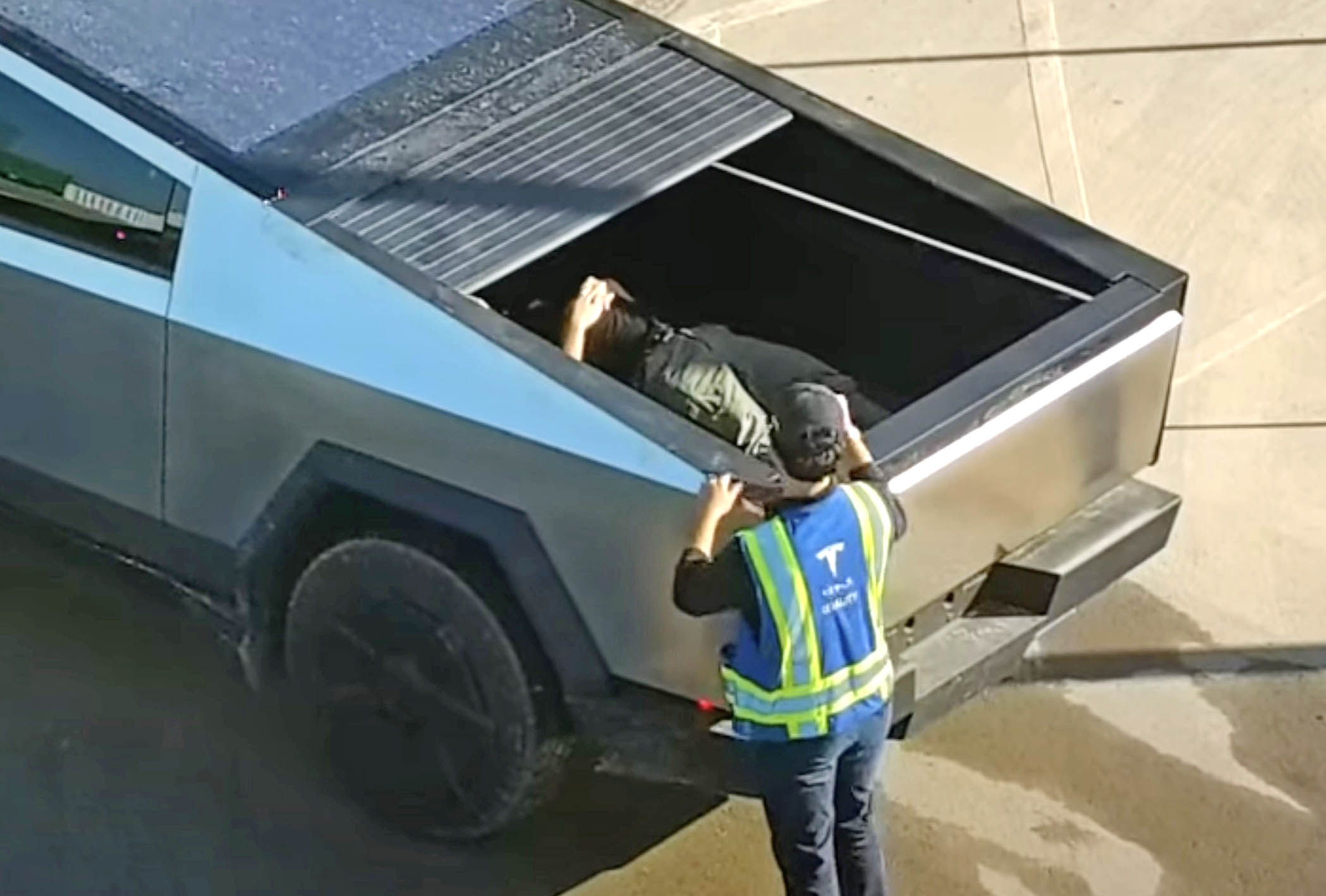 Cybertruck tonneau bed cover water tight / leak test (w/ employee in ...