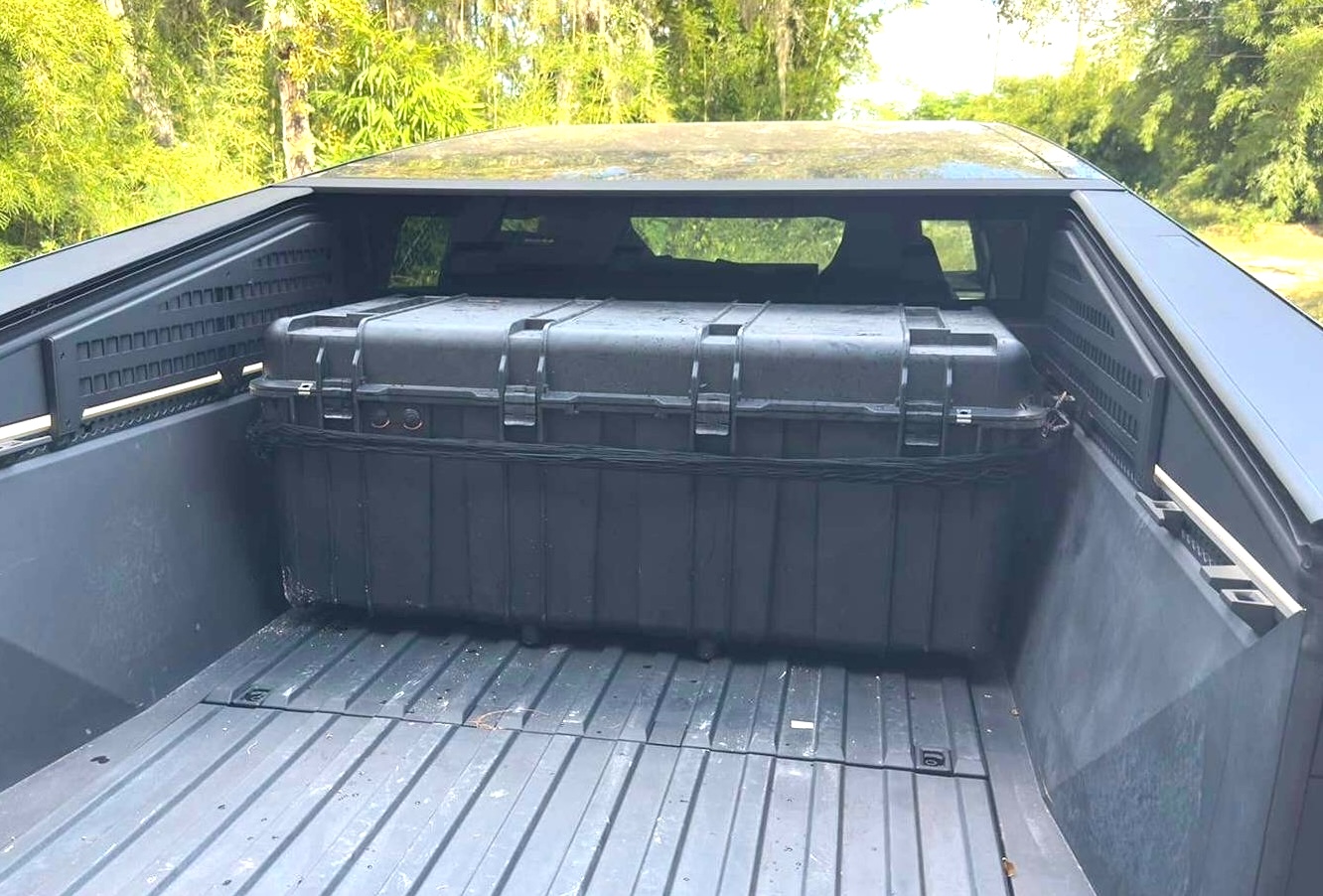 Pelican 0550 Storage Case (dust & water resistant) fits perfect in bed ...