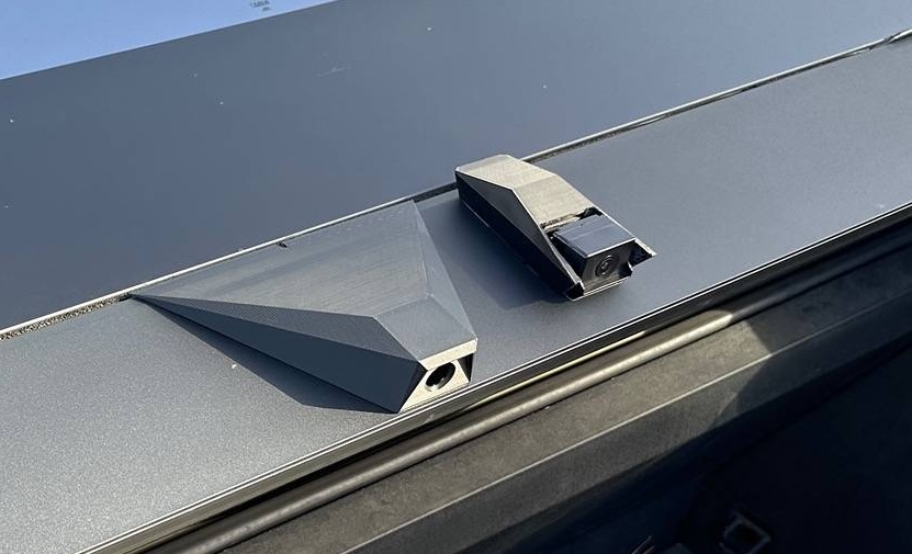 Video rearview mirror installed, with camera mounted on roof top ...